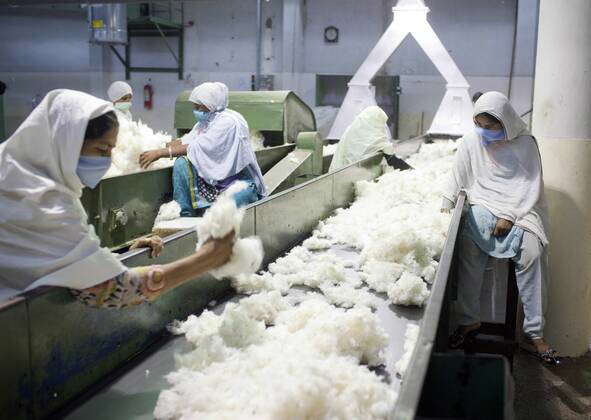 Textilunternehmen Crescent Textile Mills in Faisalabad in Pakistan. In ...