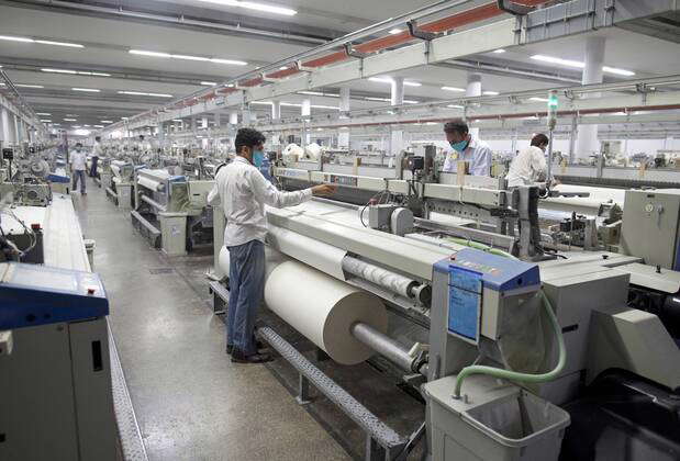 Textilunternehmen Crescent Textile Mills in Faisalabad in Pakistan. In ...