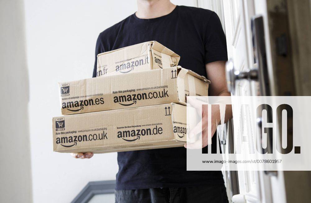 Paketzusteller mit Paketen des Verhaendlers Amazon. Berlin, 22.07.2013 ...