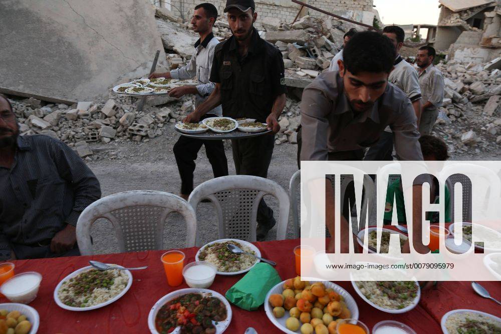 June 18, 2017 - Douma, Damascus, Syria - A man carries plates with food ...