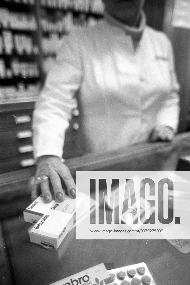 Apothekerin schiebt Packungen Tanderil und Butazolidin von Geigy über die