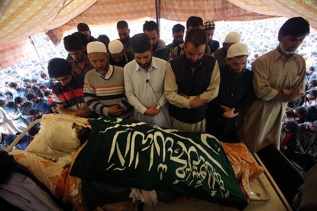 India: Chief of militants killed in Kashmir People watch the funeral ...