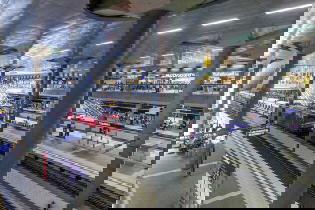 DEU, Deutschland, Berlin, 17.02.2017: Berlin Hauptbahnhof Interregio ...