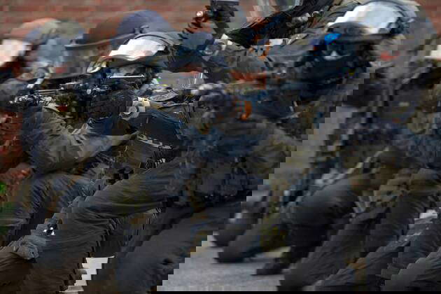 Ein Trupp der ZUZ beim taktischen Vorgehen Ein Trupp mit Polizeibeamten ...