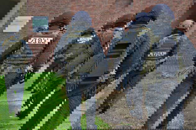 Ein Trupp der ZUZ beim taktischen Vorgehen Ein Trupp mit Polizeibeamten ...