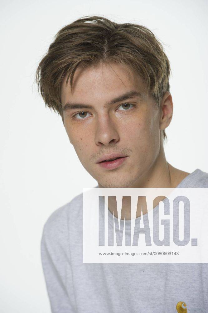 Schauspieler Gustav SCHMIDT spielt den Prinz Lennard in Das Wasser des ...