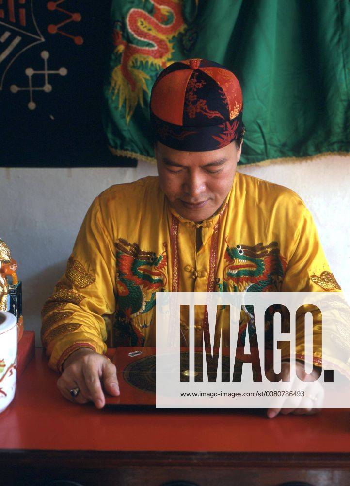 FENG SHUI. Chinese diviner using the geomancer compass, the Lo Pan, to ...