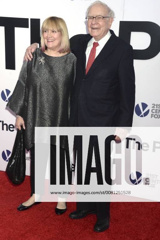 Warren Buffett with daughter Susan Alice Buffett at the premiere of the ...