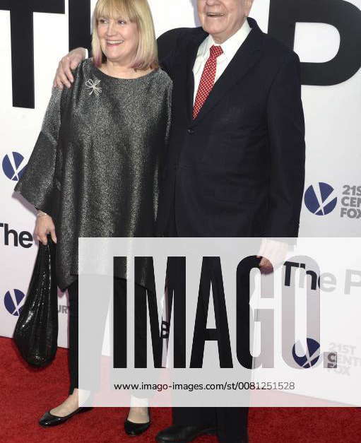 Warren Buffett with daughter Susan Alice Buffett at the premiere of the ...