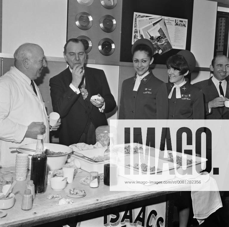The Lord Mayor of London , Sir Gilbert Inglefield samples a basin of ...