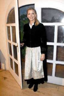 Liesl weapon at a musical reading of A Weihnachtsgschicht after Charles ...