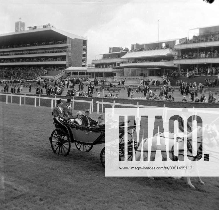 QUEEN ELIZABETH II AT ASCOT HORSE RACING ; 18 JUNE
