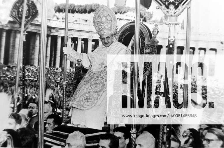 1 JULY 1963 THE CORONATION OF POPE PAUL VI AS HE IS CARRIED ACROSS THE ...