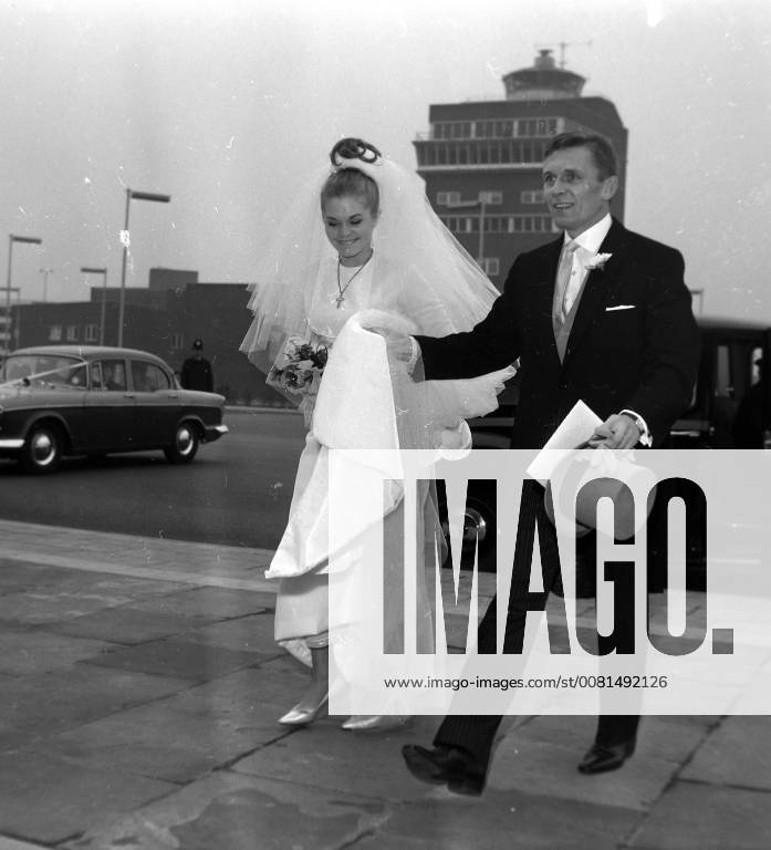 WEDDING OF ALAN DOBIE & ACTRESS MAUREEN SCOTT IN LONDON ; 2 DECEMBER 1963, Copyright: Topfoto Y Unit