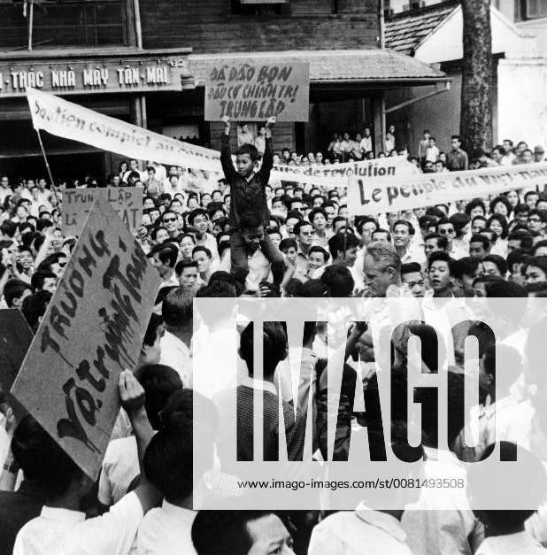 DEMONSTRATION YOUNGSTER WITH PLACARD - VIETNAMESE PROTEST AGAINST ...