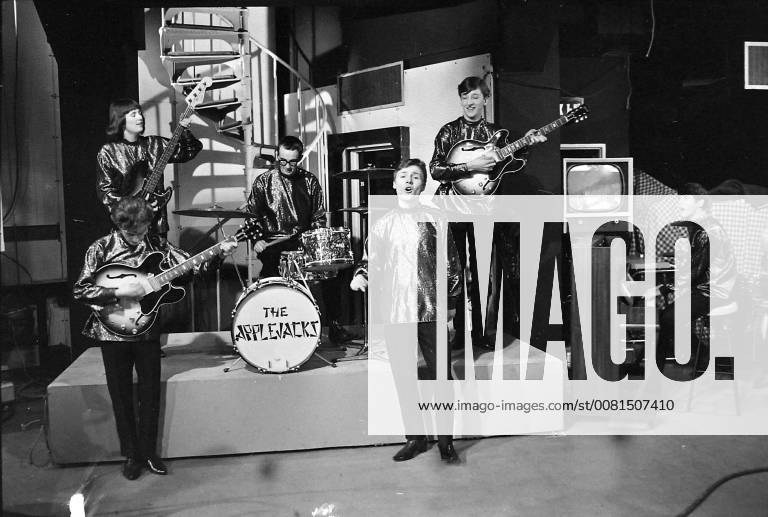 DON GOULD AND MARTIN BAGGOTT OF THE APPLEJACKS READY FOR SHOW BUSINESS ...