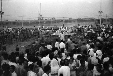 FUNERAL OF INDIAN PREMIER NEHRU IN NEW DELHI - MOURNERS ; 29 MAY