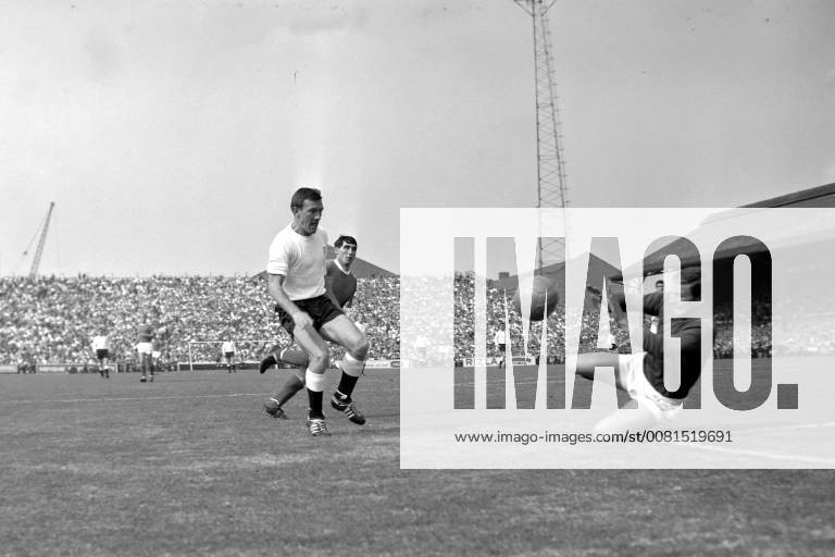 FOOTBAALLER DAVID GASKELL AND KEY JOHNNY IN ACTION FOR MANCHESTER ...