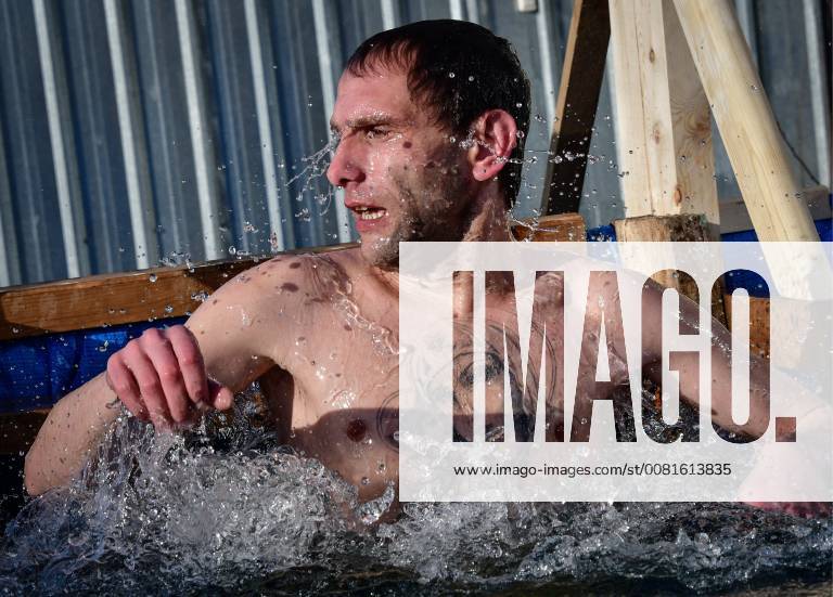PRIMORYE TERRITORY, RUSSIA - JANUARY 19, 2018: A convict dips in the ...