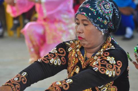 Philippines: Pangalai cultural dance A pangalay native to the Badjao ...