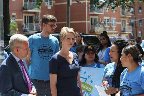 USA: Cynthia Nixon visits Corona public schools Gubernatorial candidate ...