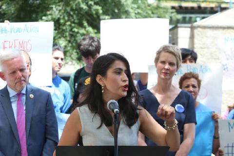 USA: Cynthia Nixon visits Corona public schools Gubernatorial candidate ...