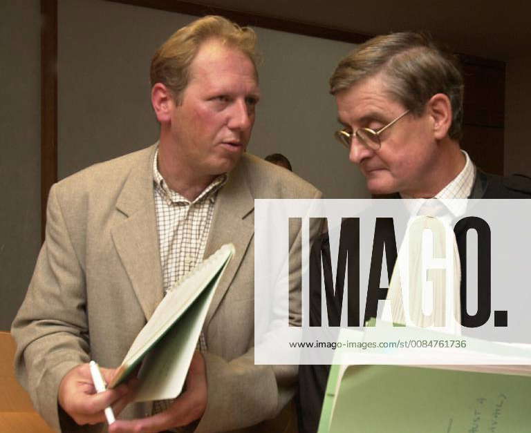 BRU39 - - BRUSSELS, BELGIUM : Jean-Michel Cappone (L), Secretary General of BBTK-Setca socialist