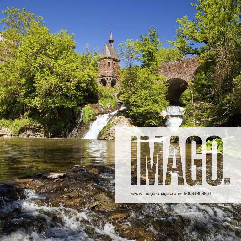 Kapelle am Wasserfall des Elzbach, Deutschland, Rheinland-Pfalz, Eifel ...