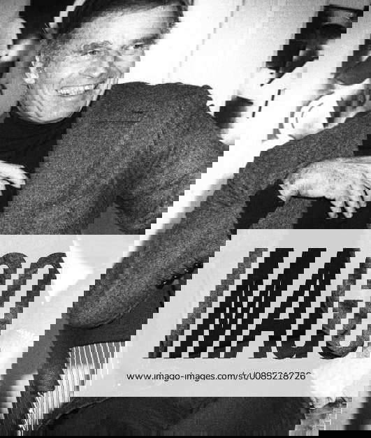 Charlton Heston gives a press conference at the American library ...