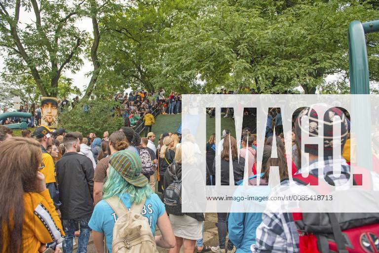 11 September 2018 - Pittsburgh, Pennsylvania - Hundreds of fans mourn ...