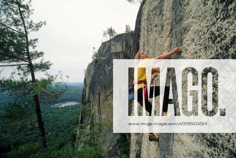 Sandy Robinson climbing on Cathedral Ledge, model released Symbolfoto