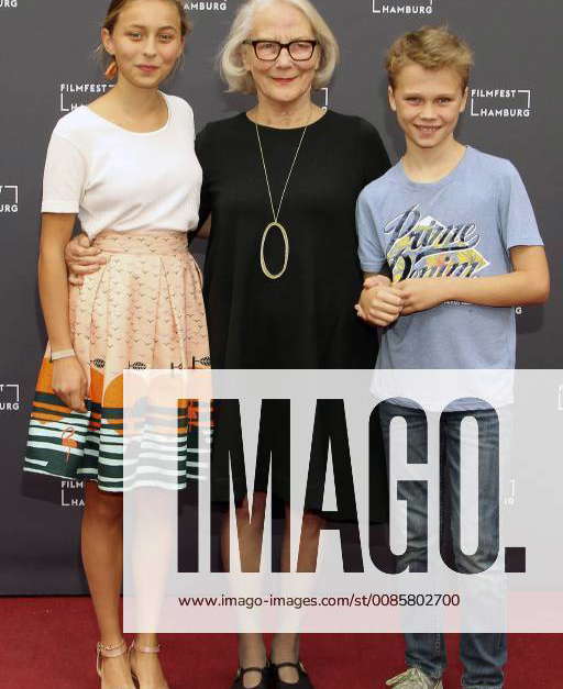 Lena Oderich and Marie Anne Fliegel with accompaniment at the premiere ...