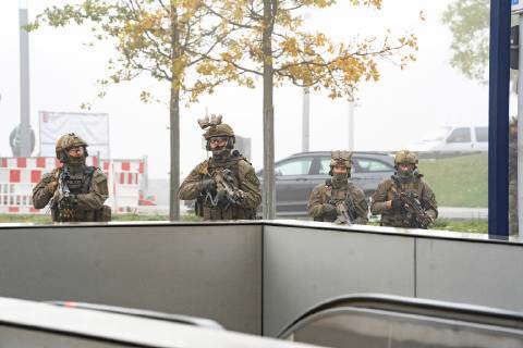 Anti-terror units in exercise in the Hamburg Hafencity at the ...