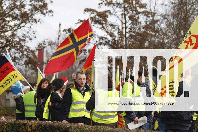 Germany: Right-wing protest in Kandel A protester carries a Wirmer flag ...