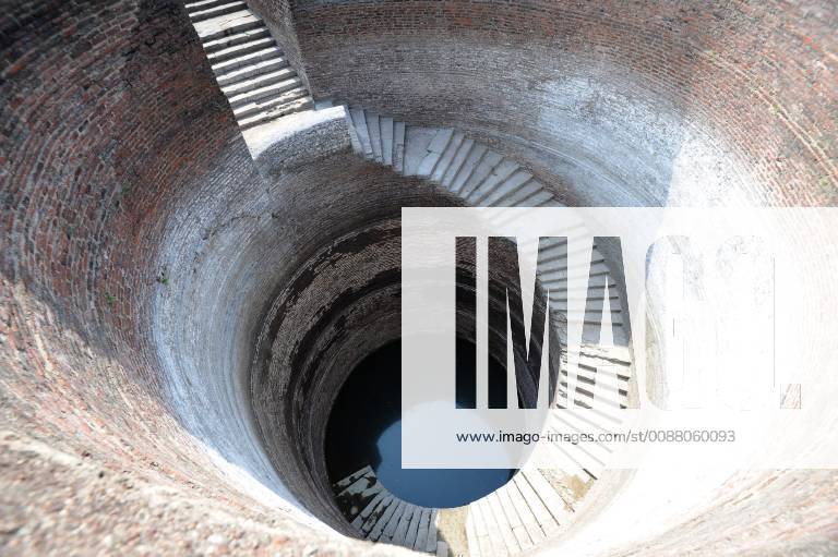 Helical stepwell, 16th century well with a 1.2m-wide staircase ...