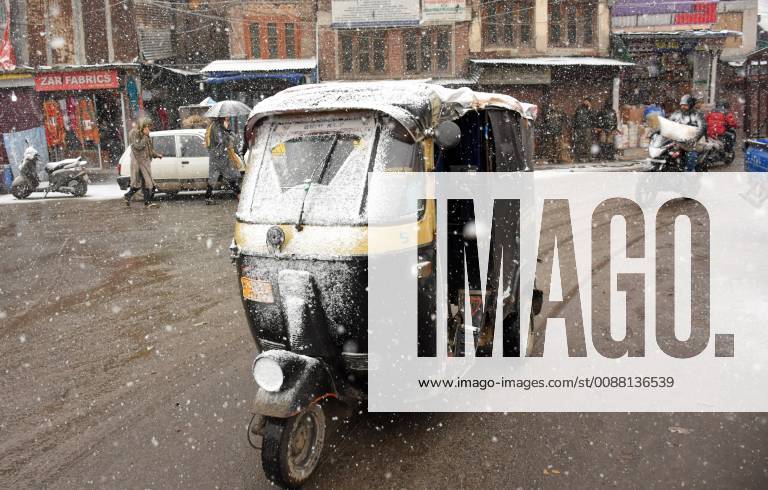 India: Snowfall in Kashmir Snow covered auto rickshaw amid heavy ...