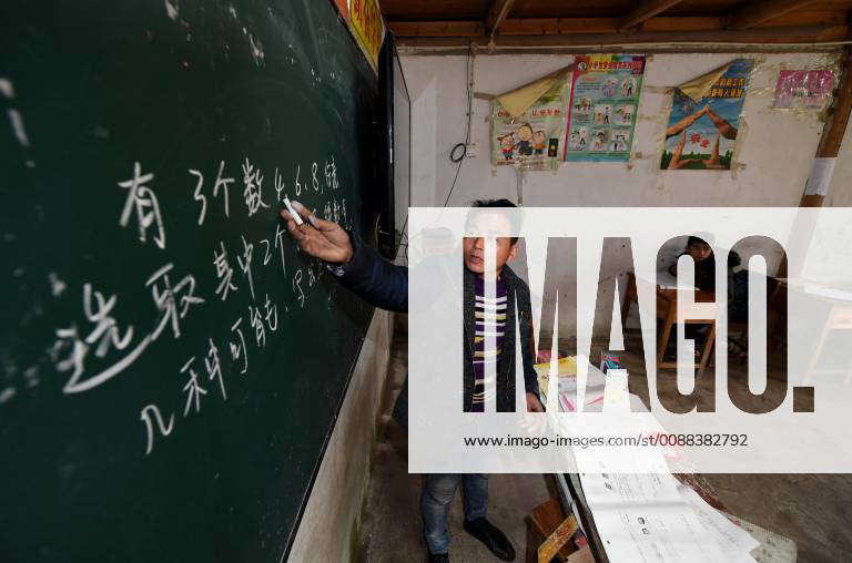 (190112) -- LIUZHOU, Jan. 12, 2019 (Xinhua) -- Chen Wanrong teaches ...