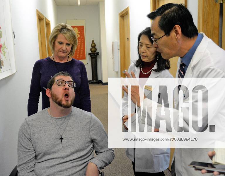 January 25, 2019 - Albuquerque, NM, U.S. - Debbie Rhoads watches as Dr ...