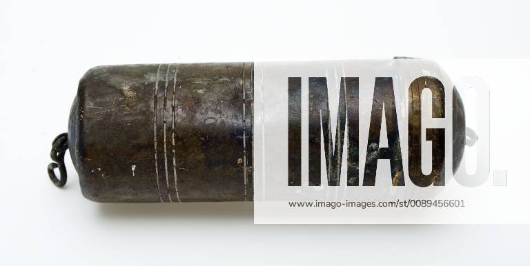 Copper tinder box with lid, decorated with four bands of grooves ...