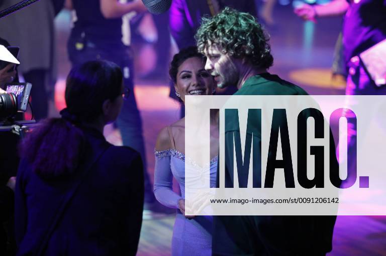 Nazan Eckes and husband Julian Khol in the 7 Live Show of the 12 season ...