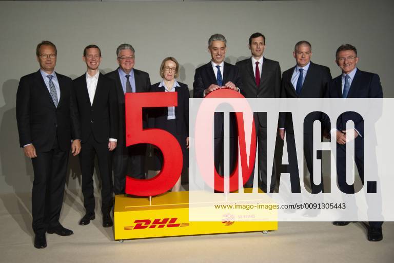 Der Vorstand der Deutsche Post DHL Group posiert an einer 50 aus Anlass ...