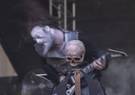 Gitarrist Gojko Maric von der Band Welicoruss waehrend eines Konzertes ...