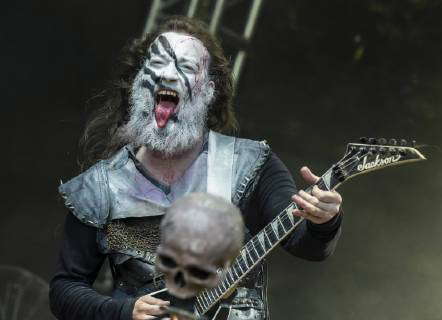 Gitarrist Gojko Maric von der Band Welicoruss waehrend eines Konzertes ...