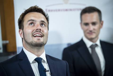 Rasmus Jarlov assigns to Minister of Business Affairs Simon Kollerup at the Ministry of Business in