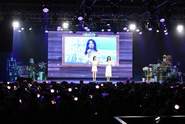 Park Cho-rong, left, and Yoon Bo-mi of South Korean girl group Apink ...