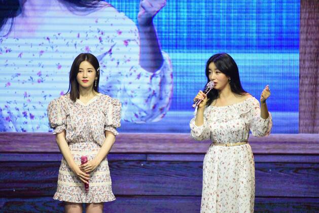 Park Cho-rong, left, and Yoon Bo-mi of South Korean girl group Apink ...