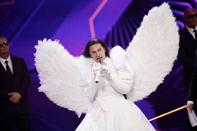 Bülent Ceylan as angel in the finale of the live show The Masked Singer ...