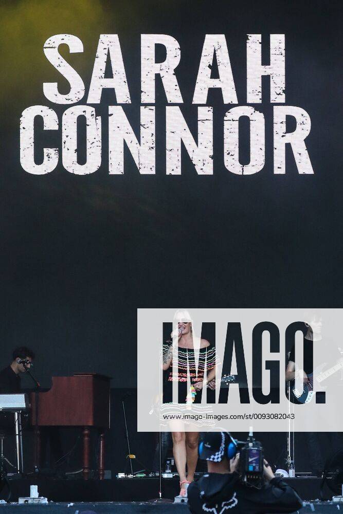 Singer Sarah Connor GER performs the first two songs with sunglasses on ...