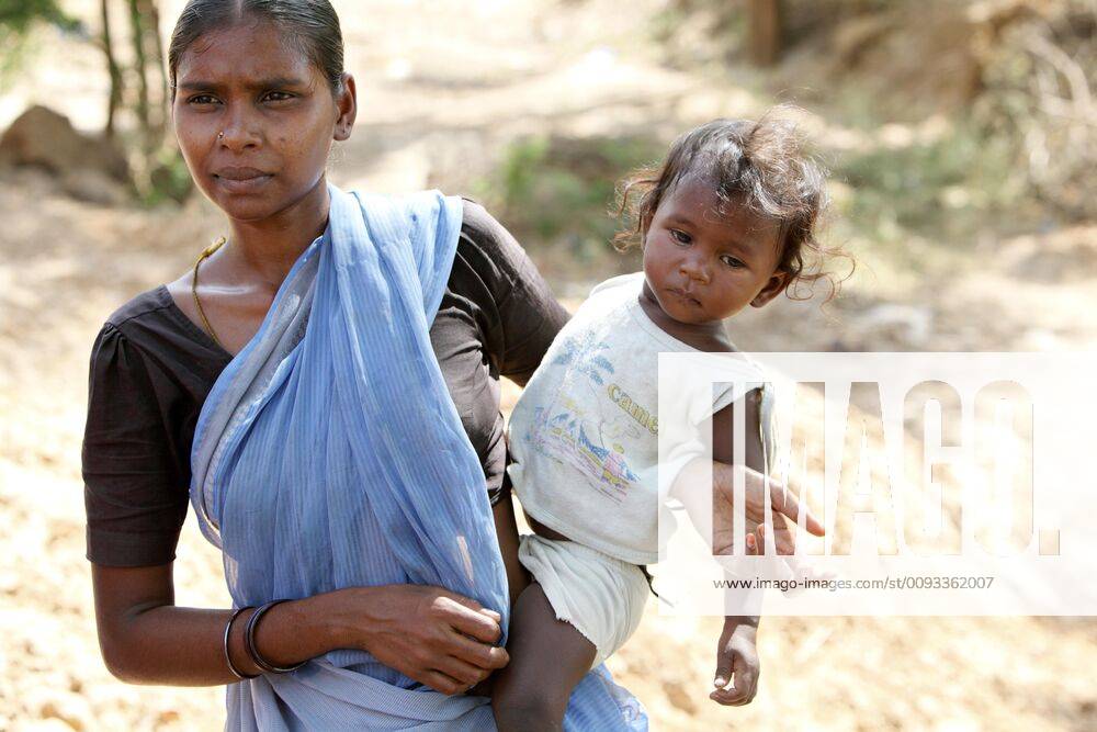 Karumanchi, India Yanadi, woman with daughter in her arms 29 06 2009 ...
