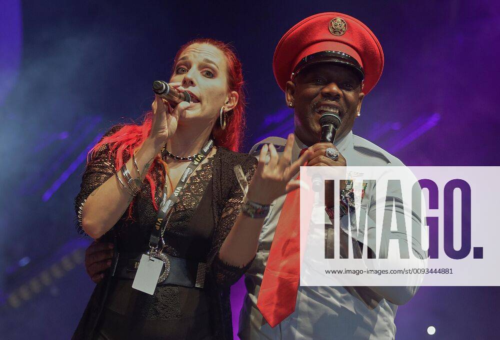 90er Olymp 2019, 09 08 2019 Captain Jack, left singer Michelle Stanley ...